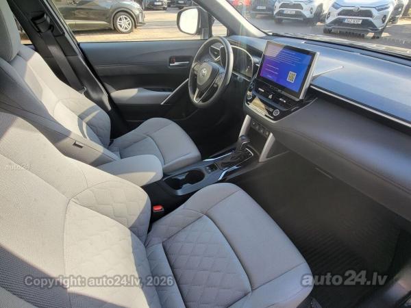Black Toyota Corolla Cross 2023 in Tallinn, with an engine capacity of 1.99 L and mileage of 25 thousand km for 36995 €, photo 6 on AUTOMOTO.COM.LV