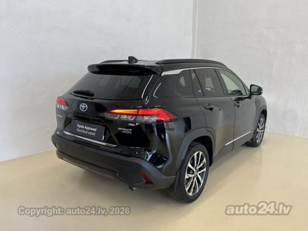 Black Toyota Corolla Cross 2023 in Rakvere, with an engine capacity of 1.99 L and mileage of 44 thousand km for 30990 €, photo 2 on AUTOMOTO.COM.LV