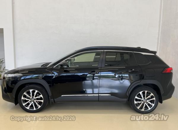 Black Toyota Corolla Cross 2023 in Rakvere, with an engine capacity of 1.99 L and mileage of 44 thousand km for 30990 €, photo 3 on AUTOMOTO.COM.LV