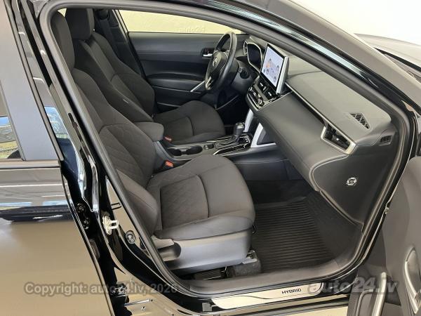 Black Toyota Corolla Cross 2023 in Rakvere, with an engine capacity of 1.99 L and mileage of 44 thousand km for 30990 €, photo 5 on AUTOMOTO.COM.LV