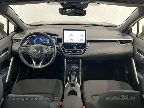 Black Toyota Corolla Cross 2023 in Rakvere, with an engine capacity of 1.99 L and mileage of 44 thousand km for 30990 €, photo 7 on AUTOMOTO.COM.LV