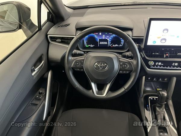 Black Toyota Corolla Cross 2023 in Rakvere, with an engine capacity of 1.99 L and mileage of 44 thousand km for 30990 €, photo 8 on AUTOMOTO.COM.LV