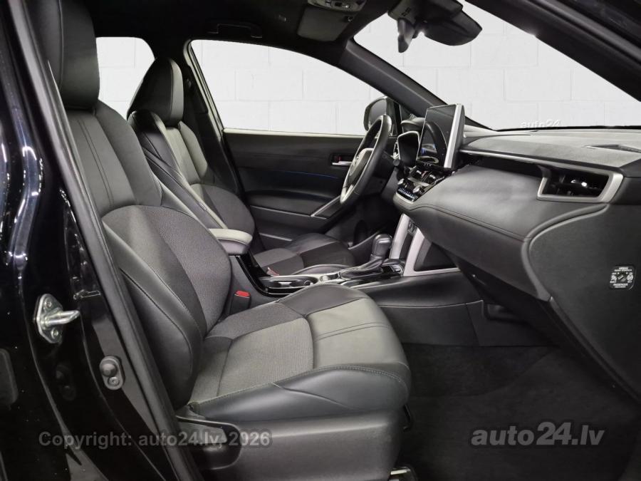 Black Toyota Corolla Cross 2023 in Tallinn, with an engine capacity of 1.80 L and mileage of 40 thousand km for 29490 €, photo 7 on AUTOMOTO.COM.LV