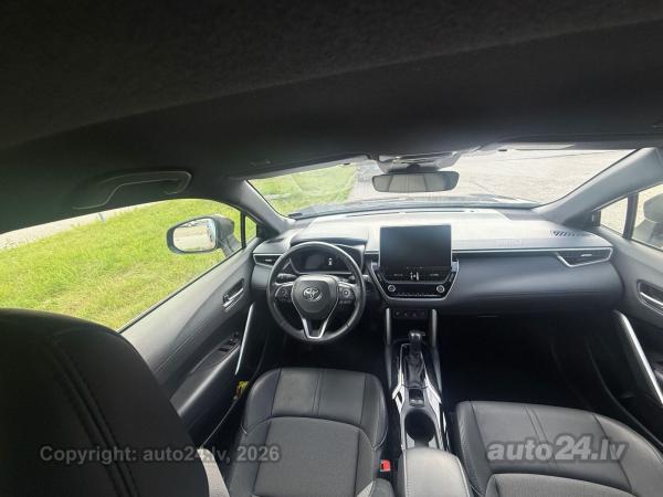 Black Toyota Corolla Cross 2024 in Tartu, with an engine capacity of 1.80 L and mileage of 61 thousand km for 29900 €, photo 5 on AUTOMOTO.COM.LV