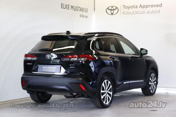 Melns Toyota Corolla Cross 2024 Tallina, ar dzinēja tilpumu 1.99 L un nobraukumu 10 tūkst. km par 36500 €, foto 2 vietnē AUTOMOTO.COM.LV