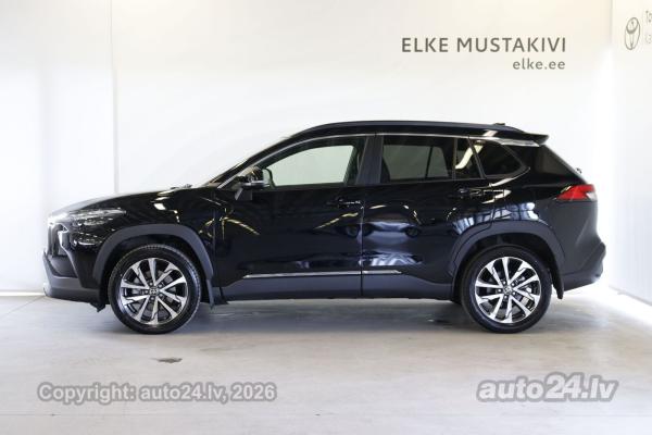 Melns Toyota Corolla Cross 2024 Tallina, ar dzinēja tilpumu 1.99 L un nobraukumu 10 tūkst. km par 36500 €, foto 3 vietnē AUTOMOTO.COM.LV