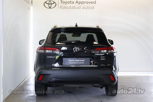 Melns Toyota Corolla Cross 2024 Tallina, ar dzinēja tilpumu 1.99 L un nobraukumu 10 tūkst. km par 36500 €, foto 4 vietnē AUTOMOTO.COM.LV