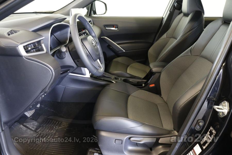 Black Toyota Corolla Cross 2024 in Tallinn, with an engine capacity of 1.99 L and mileage of 10 thousand km for 36500 €, photo 12 on AUTOMOTO.COM.LV