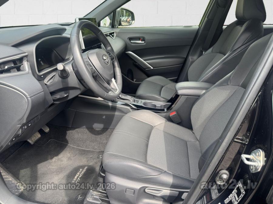 Черный Тойота Corolla Cross 2024 в Пайде, объемом двигателя 1.80 л и пробегом 61 тыс. км за 30990 €, фото 12 на AUTOMOTO.COM.LV