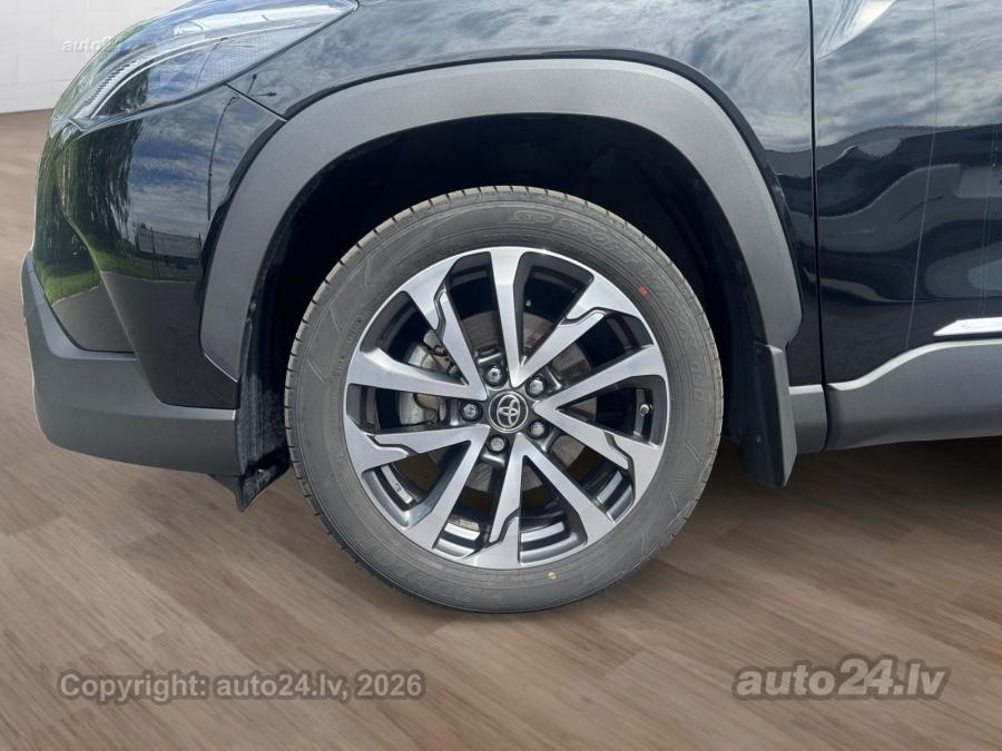 Черный Тойота Corolla Cross 2024 в Пайде, объемом двигателя 1.80 л и пробегом 61 тыс. км за 30990 €, фото 16 на AUTOMOTO.COM.LV