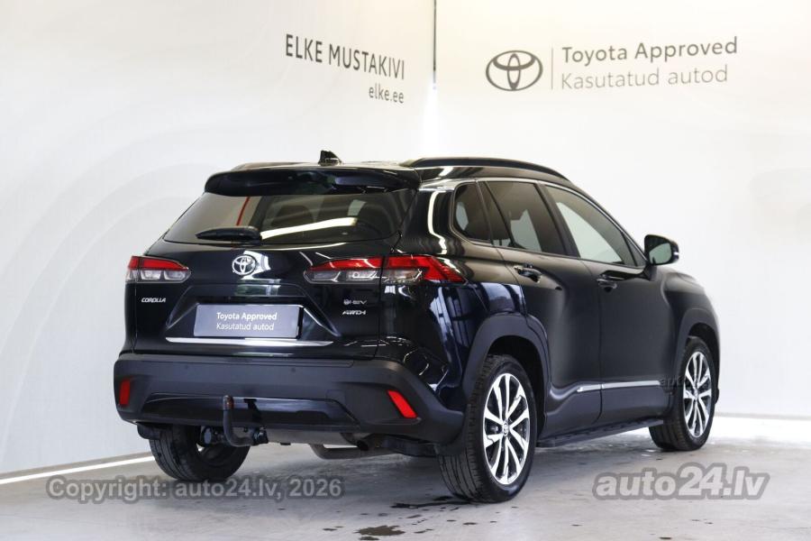 Black Toyota Corolla Cross 2024 in Tallinn, with an engine capacity of 1.99 L and mileage of 45 thousand km for 34900 €, photo 3 on AUTOMOTO.COM.LV