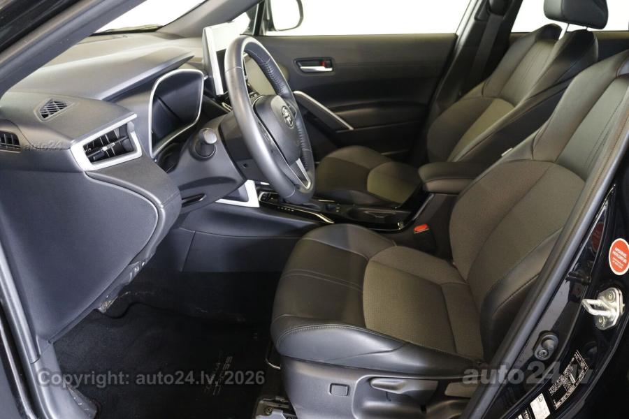 Black Toyota Corolla Cross 2024 in Tallinn, with an engine capacity of 1.99 L and mileage of 45 thousand km for 34900 €, photo 12 on AUTOMOTO.COM.LV