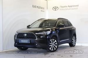Melns Toyota Corolla Cross 2024 Tallina, ar dzinēja tilpumu 1.99 L un nobraukumu 56 tūkst. km par 33700 €, foto  vietnē AUTOMOTO.COM.LV