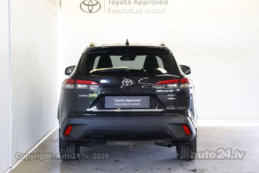 Melns Toyota Corolla Cross 2024 Tallina, ar dzinēja tilpumu 1.99 L un nobraukumu 56 tūkst. km par 33700 €, foto 5 vietnē AUTOMOTO.COM.LV