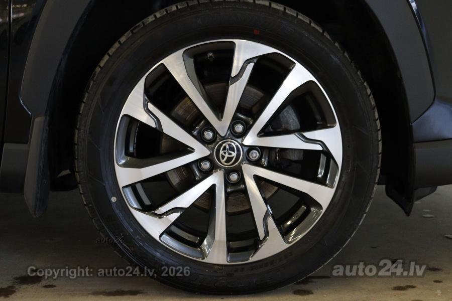 Melns Toyota Corolla Cross 2024 Tallina, ar dzinēja tilpumu 1.99 L un nobraukumu 56 tūkst. km par 33700 €, foto 16 vietnē AUTOMOTO.COM.LV