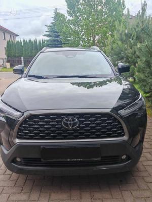 Black Toyota Corolla Cross 2024 in Vilnius, with an engine capacity of 1.99 L and mileage of 20 thousand km for 33000 €, photo  on AUTOMOTO.COM.LV