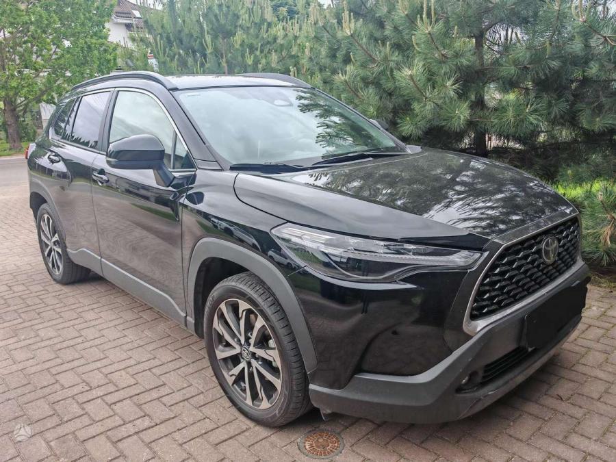 Черный Тойота Corolla Cross 2024 в Вильнюс, объемом двигателя 1.99 л и пробегом 20 тыс. км за 33000 €, фото 3 на AUTOMOTO.COM.LV