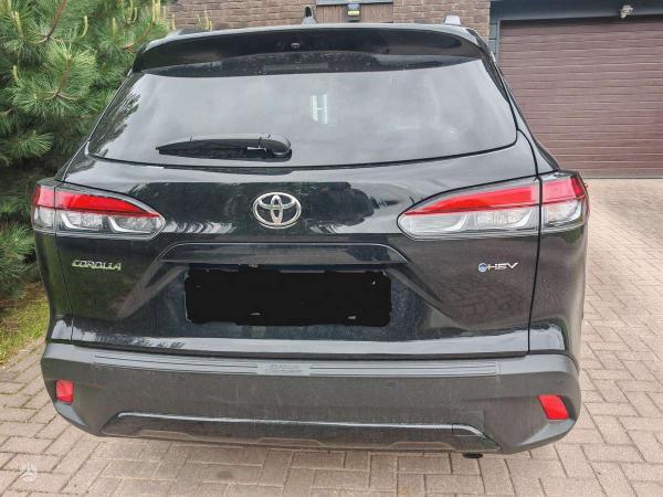 Black Toyota Corolla Cross 2024 in Vilnius, with an engine capacity of 1.99 L and mileage of 20 thousand km for 33000 €, photo 3 on AUTOMOTO.COM.LV