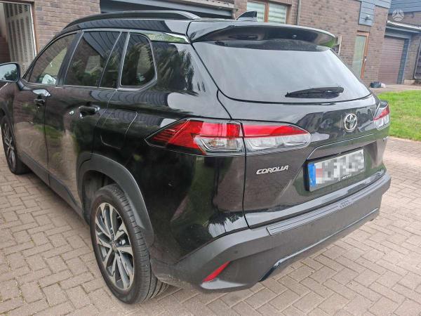 Black Toyota Corolla Cross 2024 in Vilnius, with an engine capacity of 1.99 L and mileage of 20 thousand km for 33000 €, photo 4 on AUTOMOTO.COM.LV