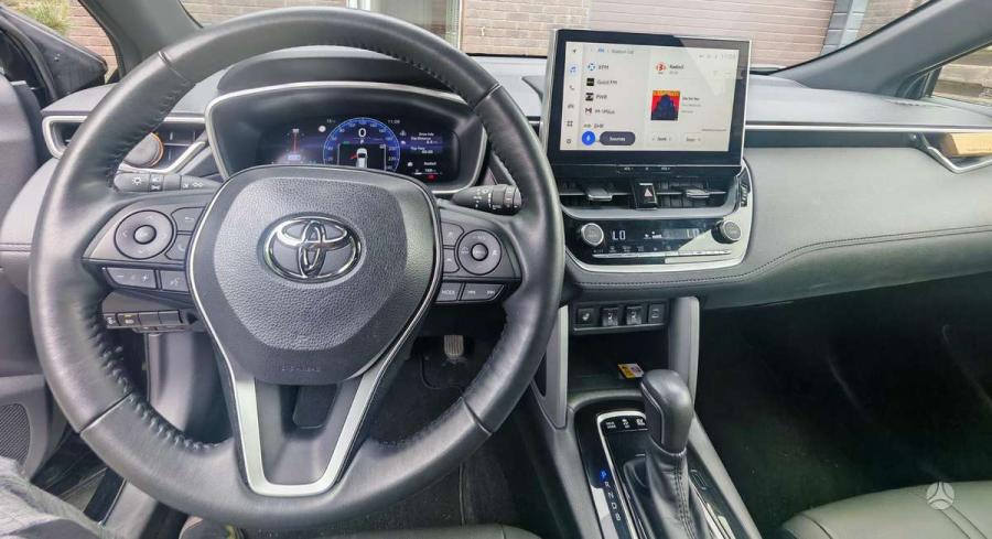 Черный Тойота Corolla Cross 2024 в Вильнюс, объемом двигателя 1.99 л и пробегом 20 тыс. км за 33000 €, фото 6 на AUTOMOTO.COM.LV