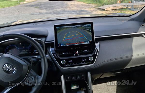 Melns Toyota Corolla Cross 2025 Tallina, ar dzinēja tilpumu 2.00 L un nobraukumu 31 tūkst. km par 32900 €, foto 3 vietnē AUTOMOTO.COM.LV
