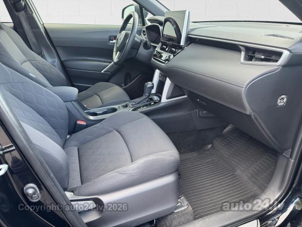 Melns Toyota Corolla Cross 2025 Paide, ar dzinēja tilpumu 2.00 L un nobraukumu 31 tūkst. km par 32790 €, foto 6 vietnē AUTOMOTO.COM.LV