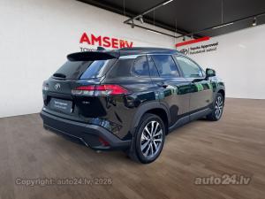 Черный Тойота Corolla Cross 2025 в Пайде, объемом двигателя 2.00 л и пробегом 31 тыс. км за 32790 €, фото 3 на AUTOMOTO.COM.LV