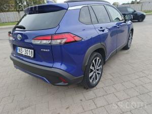 Zils Toyota Corolla Cross 2023 Rīga, ar dzinēja tilpumu 2.00 L un nobraukumu 63 tūkst. km par 29850 €, foto 4 vietnē AUTOMOTO.COM.LV