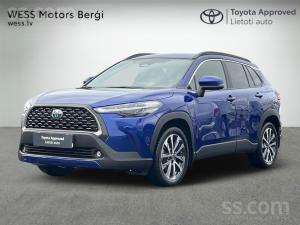 Zils Toyota Corolla Cross 2023 Rīga, ar dzinēja tilpumu 2.00 L un nobraukumu 27 tūkst. km par 32990 €, foto  vietnē AUTOMOTO.COM.LV