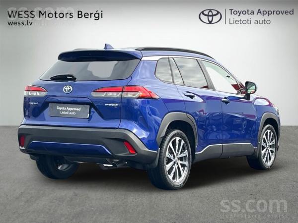 Blue Toyota Corolla Cross 2023 in Riga, with an engine capacity of 2.00 L and mileage of 27 thousand km for 32990 €, photo 3 on AUTOMOTO.COM.LV