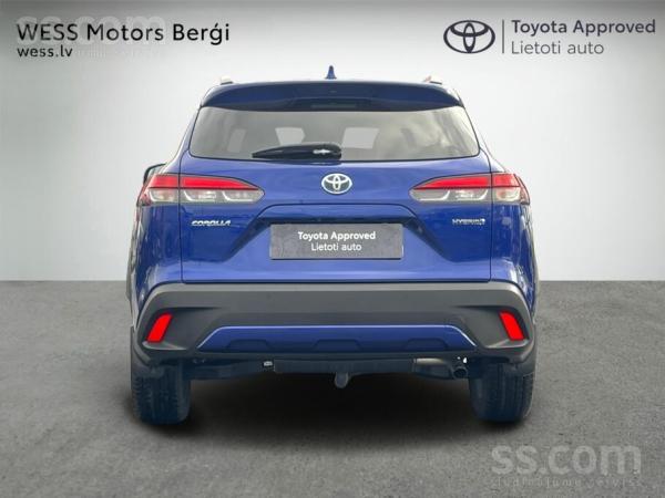 Blue Toyota Corolla Cross 2023 in Riga, with an engine capacity of 2.00 L and mileage of 27 thousand km for 32990 €, photo 5 on AUTOMOTO.COM.LV