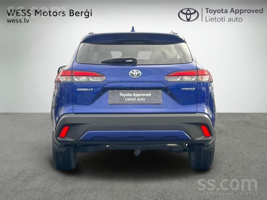 Blue Toyota Corolla Cross 2023 in Riga, with an engine capacity of 2.00 L and mileage of 27 thousand km for 32990 €, photo 5 on AUTOMOTO.COM.LV