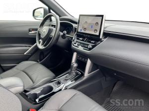 Blue Toyota Corolla Cross 2023 in Riga, with an engine capacity of 2.00 L and mileage of 27 thousand km for 32990 €, photo 7 on AUTOMOTO.COM.LV