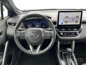 Blue Toyota Corolla Cross 2023 in Riga, with an engine capacity of 2.00 L and mileage of 27 thousand km for 32990 €, photo 10 on AUTOMOTO.COM.LV