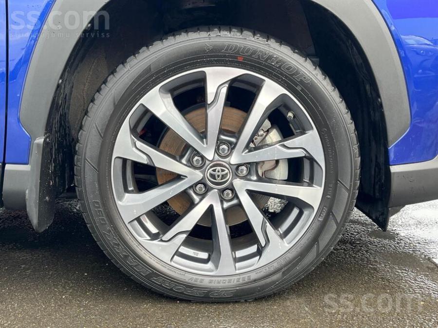Blue Toyota Corolla Cross 2023 in Riga, with an engine capacity of 2.00 L and mileage of 27 thousand km for 32990 €, photo 23 on AUTOMOTO.COM.LV