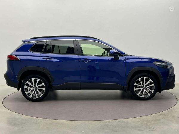 Zils Toyota Corolla Cross 2024 Panevēža, ar dzinēja tilpumu 1.80 L un nobraukumu 34 tūkst. km par 29990 €, foto 4 vietnē AUTOMOTO.COM.LV