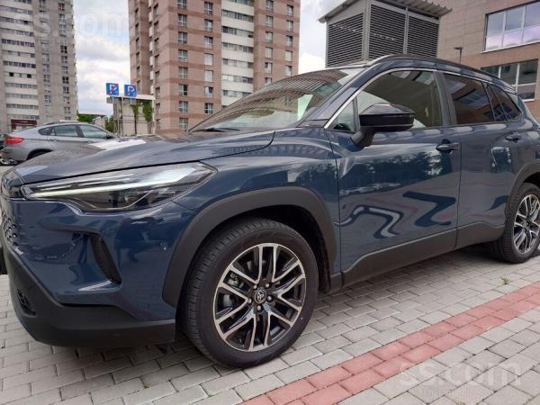 Blue Toyota Corolla Cross 2025 in Riga, with an engine capacity of 2.00 L and mileage of 4 thousand km for 43000 €, photo 2 on AUTOMOTO.COM.LV