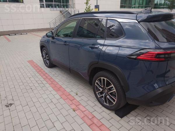 Blue Toyota Corolla Cross 2025 in Riga, with an engine capacity of 2.00 L and mileage of 4 thousand km for 43000 €, photo 4 on AUTOMOTO.COM.LV