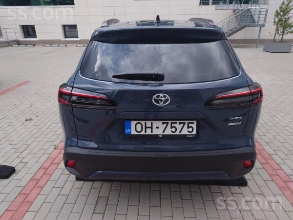 Blue Toyota Corolla Cross 2025 in Riga, with an engine capacity of 2.00 L and mileage of 4 thousand km for 43000 €, photo 5 on AUTOMOTO.COM.LV