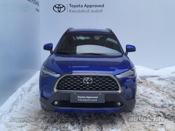 Zils Toyota Corolla Cross 2024 Tallina, ar dzinēja tilpumu 1.80 L un nobraukumu 18 tūkst. km par 33995 €, foto 5 vietnē AUTOMOTO.COM.LV