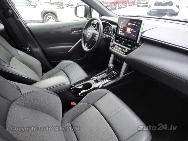 Zils Toyota Corolla Cross 2024 Tallina, ar dzinēja tilpumu 1.80 L un nobraukumu 18 tūkst. km par 33995 €, foto 6 vietnē AUTOMOTO.COM.LV