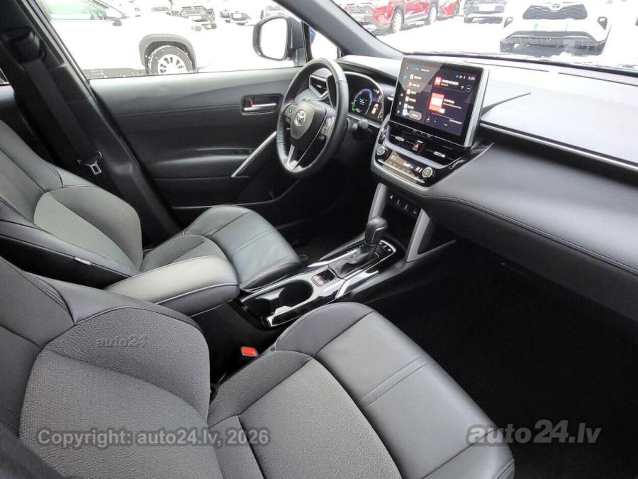 Zils Toyota Corolla Cross 2024 Tallina, ar dzinēja tilpumu 1.80 L un nobraukumu 18 tūkst. km par 33995 €, foto 6 vietnē AUTOMOTO.COM.LV
