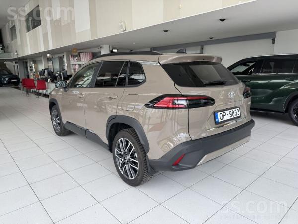 Brūns Toyota Corolla Cross 2025 Rīga, ar dzinēja tilpumu 1.80 L un nobraukumu 15 tūkst. km par 32700 €, foto 3 vietnē AUTOMOTO.COM.LV