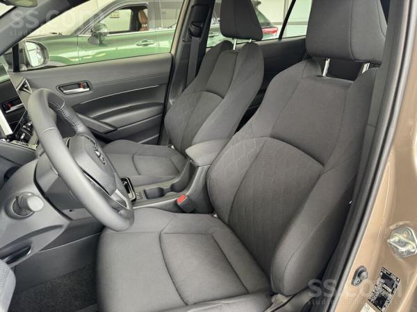 Brūns Toyota Corolla Cross 2025 Rīga, ar dzinēja tilpumu 1.80 L un nobraukumu 15 tūkst. km par 32700 €, foto 6 vietnē AUTOMOTO.COM.LV