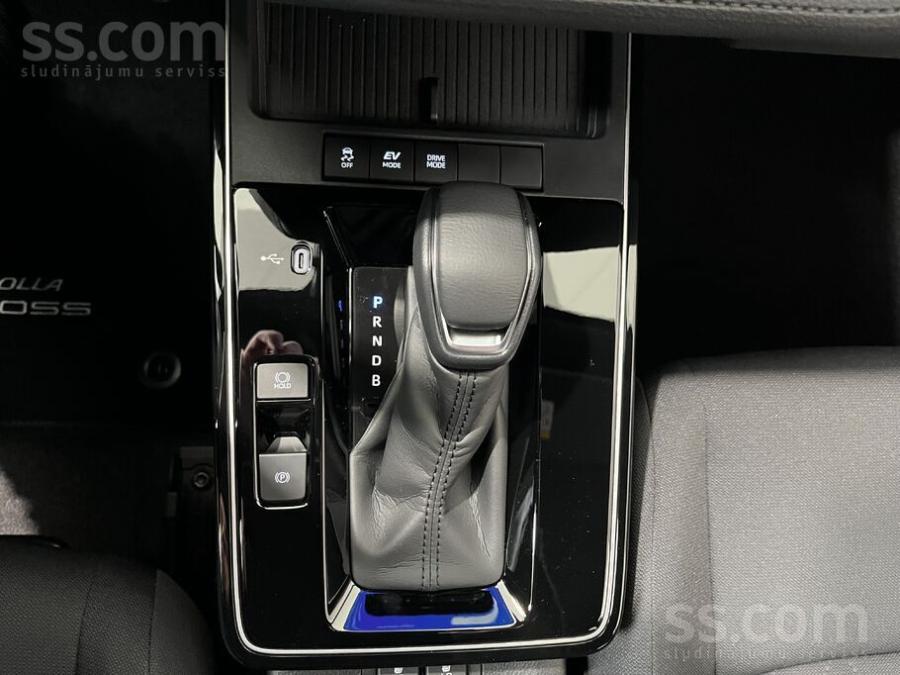 Brown Toyota Corolla Cross 2026 in Jekabpils, with an engine capacity of 1.80 L and mileage of 10 thousand km for 35700 €, photo 19 on AUTOMOTO.COM.LV