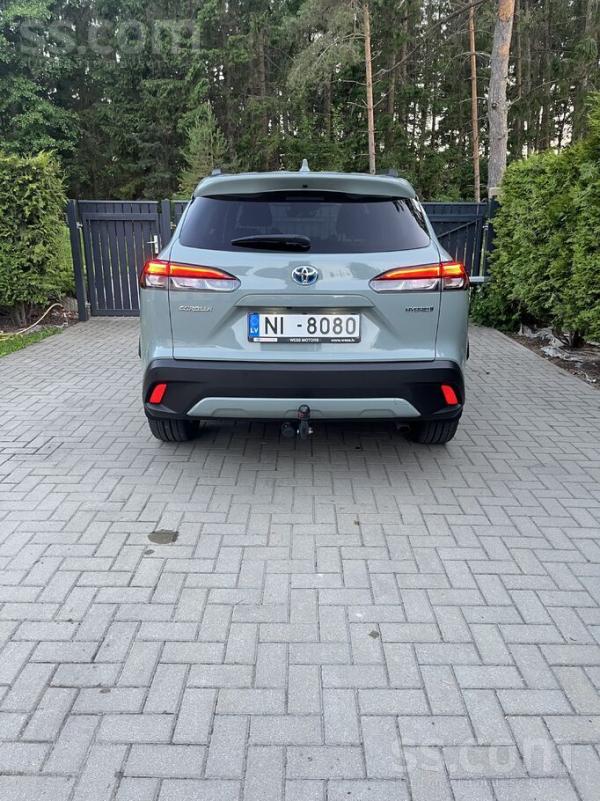 Green Toyota Corolla Cross 2022 in Jurmala, with an engine capacity of 2.00 L and mileage of 88 thousand km for 28500 €, photo 4 on AUTOMOTO.COM.LV