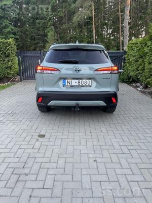 Green Toyota Corolla Cross 2022 in Jurmala, with an engine capacity of 2.00 L and mileage of 88 thousand km for 28500 €, photo 5 on AUTOMOTO.COM.LV