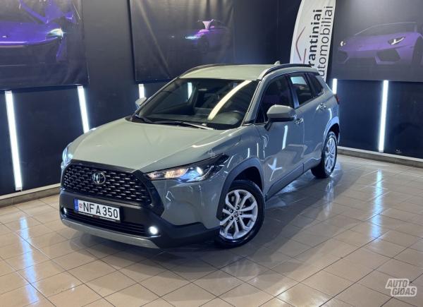 Zaļš Toyota Corolla Cross 2024 Avižieniai, ar dzinēja tilpumu 1.80 L un nobraukumu 43 tūkst. km par 27500 €, foto  vietnē AUTOMOTO.COM.LV