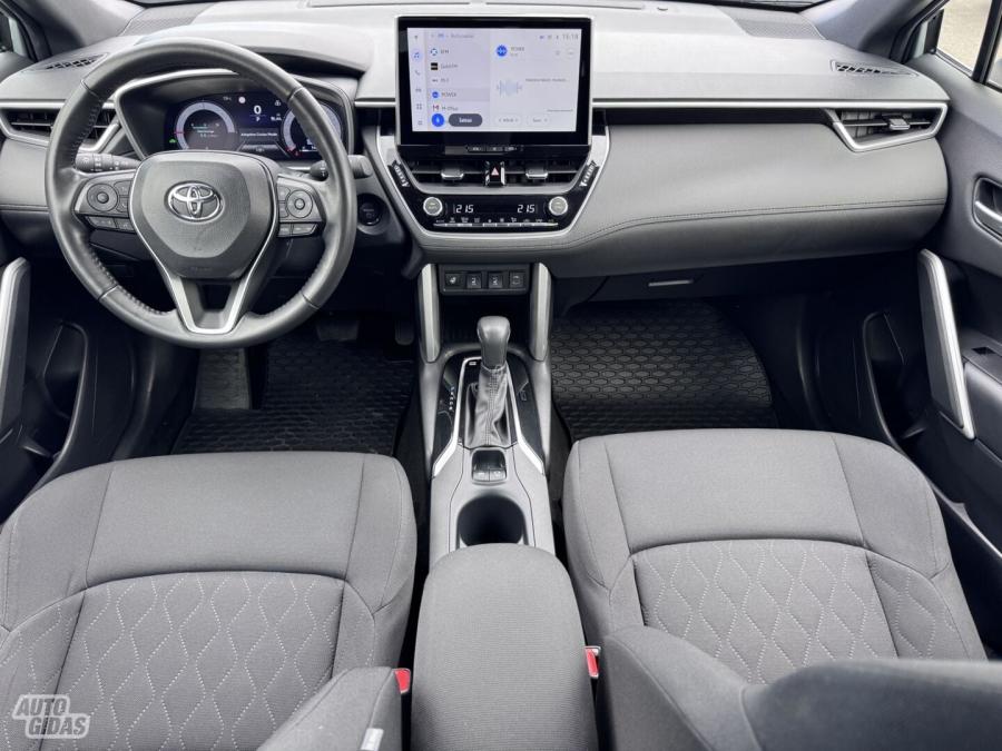 Зеленый Тойота Corolla Cross 2024 в Авиженяй, объемом двигателя 1.80 л и пробегом 43 тыс. км за 27500 €, фото 3 на AUTOMOTO.COM.LV