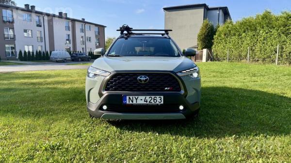 Green Toyota Corolla Cross 2024 in Riga, with an engine capacity of 2.00 L and mileage of 23 thousand km for 33900 €, photo 1 on AUTOMOTO.COM.LV
